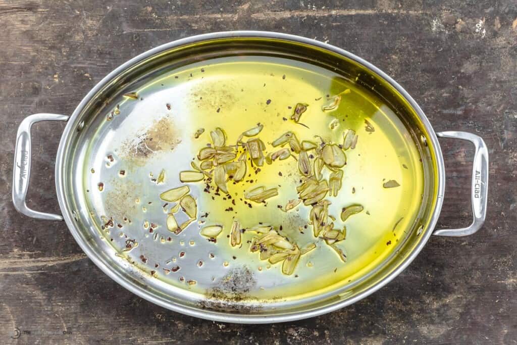 Best Spaghetti Aglio e Olio (5 ingredients) l The Mediterranean Dish