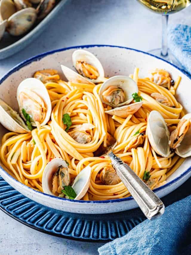 Linguine Alle Vongole (Linguine With Clams) - The Mediterranean Dish
