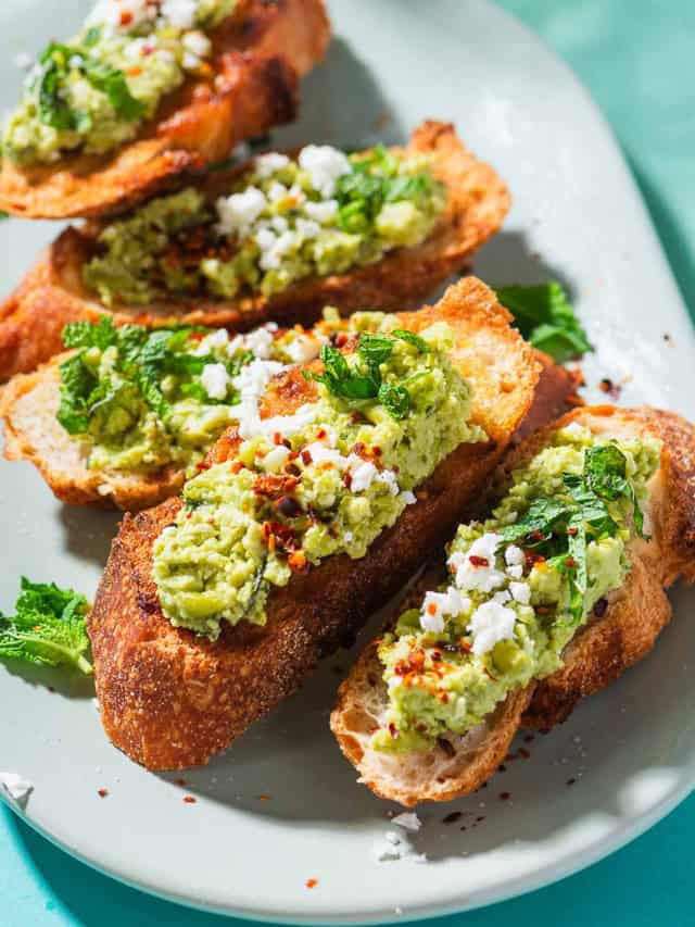 Smashed Peas on Toast with Mint and Aleppo Pepper - The Mediterranean Dish Smashed Peas on Toast with Mint and Aleppo Pepper - The Mediterranean Dish